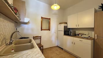 Casa Comfort | Cozinha privada | Uma chaleira elétrica, mesas de jantar
