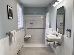 Quarto casal, acessível | Banheiro | Secador de cabelo, roupões de banho, toalhas de banho