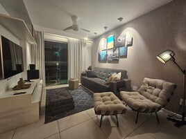 Apartamento superior | Sala de estar | Smart TV 55 polegadas com canais digitais, TV, Netflix