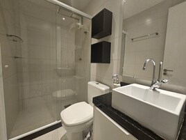 Apartamento Superior | Casa de banho | Um polibã, um secador de cabelo, toalhas fornecidas, papel higiénico 