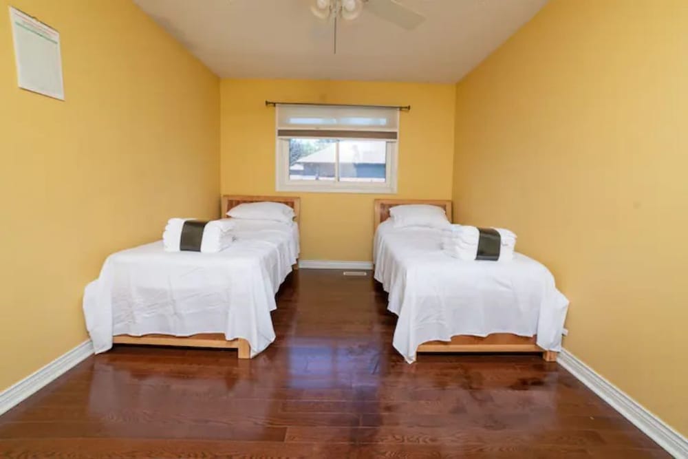 Convenient Vacation Home - Heated Pool - Toronto