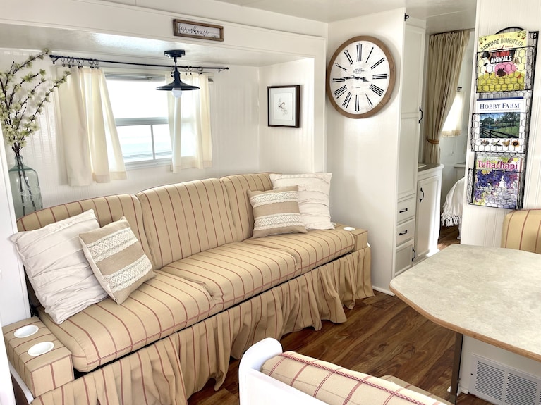 Charming Farmhouse In A Travel Trailer - Tehachapi, CA