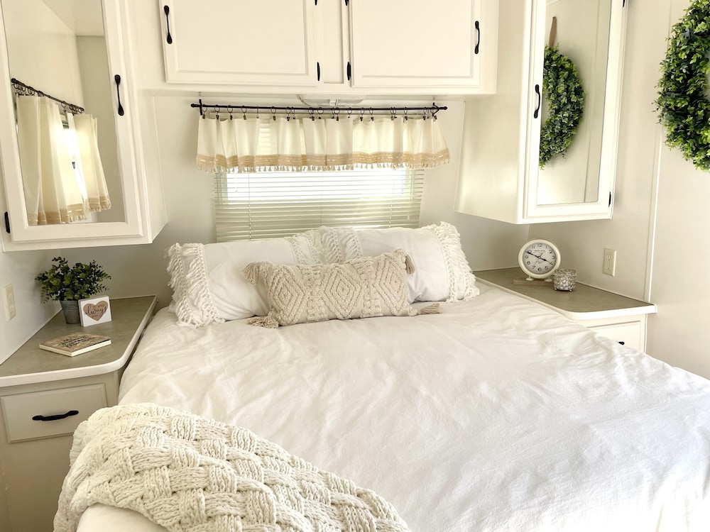 Charming Farmhouse In A Travel Trailer - Tehachapi, CA