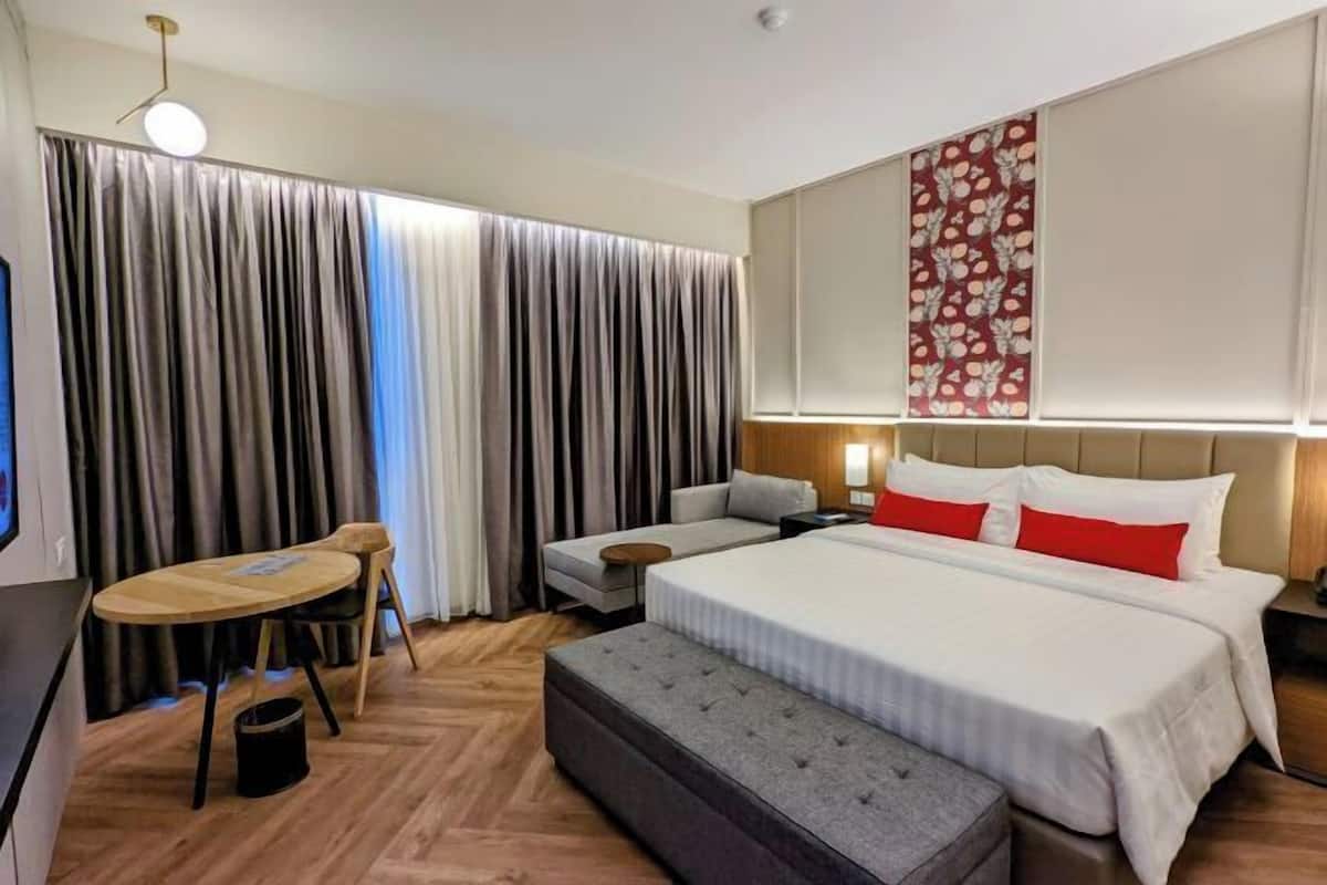 Minibar, cofre no quarto, secretária 