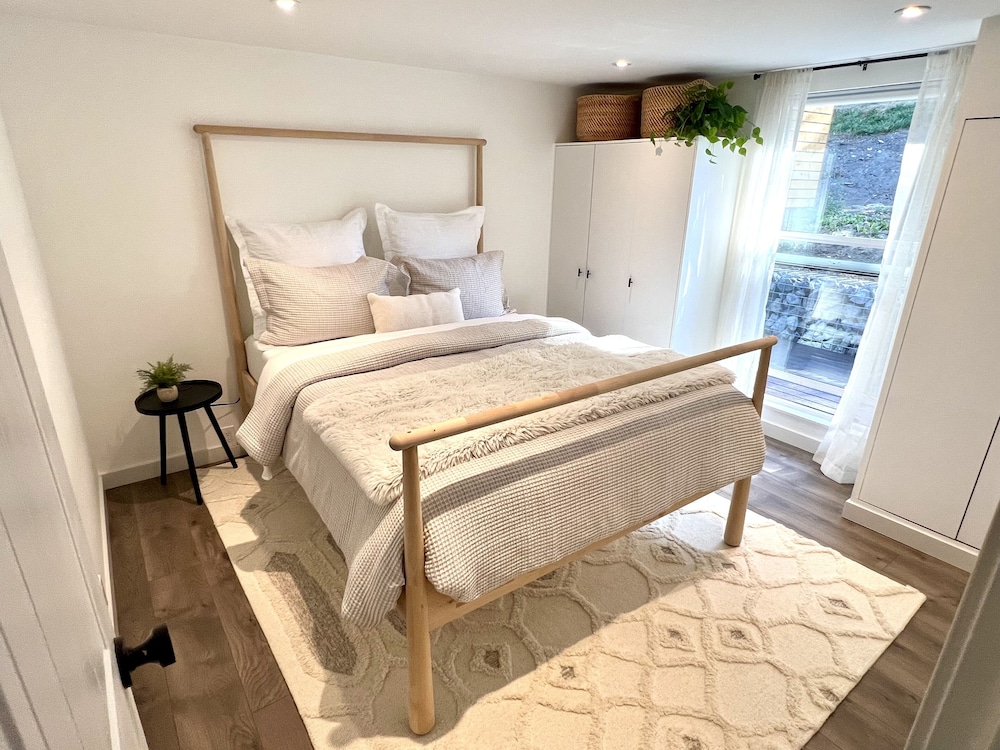 Stylish Lakeside Neighborhood Cottage W/hot Tub. - Bellingham, WA