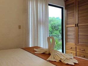 Apartamento Familiar, 2 quartos, varanda, vista para a praia | Roupa de alta qualidade, edredões de penas, cofre no quarto 