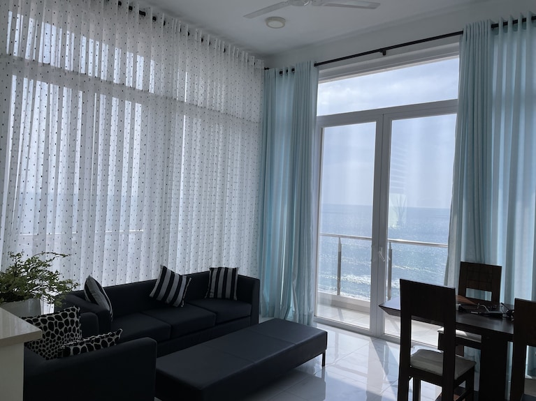 We Are Opposite To Cinnamond Grand Hotel And The Crescat Shopping Mall. - Colombo