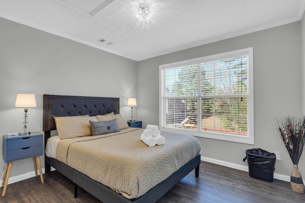 Spacious Prime Location & Fun Kids' Playground - Duluth