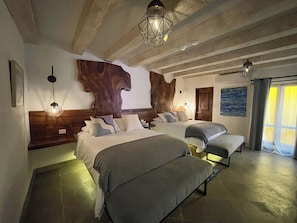 Master suite doble | Roupas de cama premium, cofres nos quartos, escrivaninha