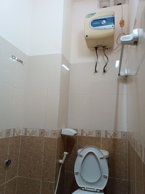 Quarto Duplo Standard | Casa de banho | Um polibã, artigos de higiene pessoal grátis, chinelos