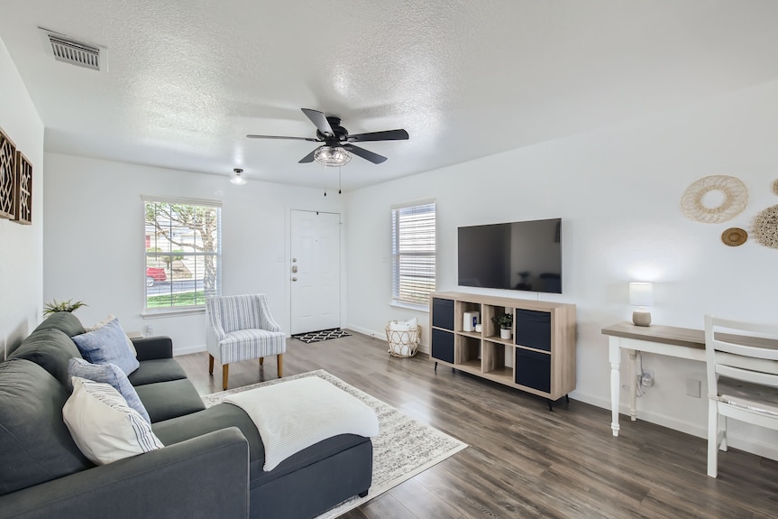 Cozy&clean 2br W/ Viewslackland Bmtsunset Views! - San Antonio