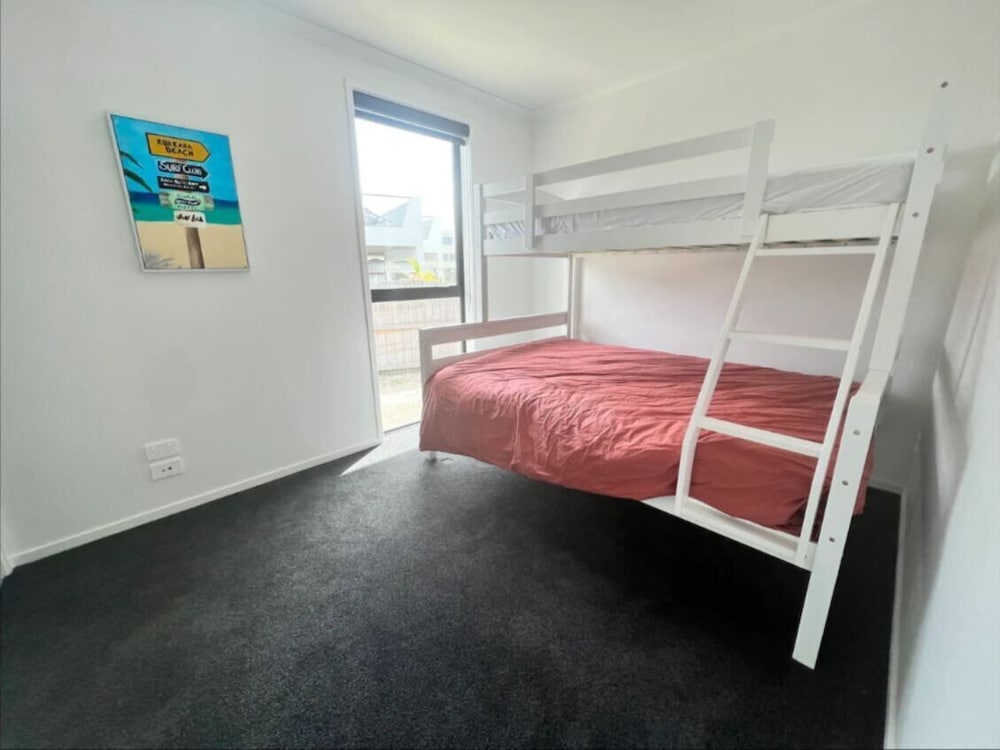 Beachfront Holiday Home With Stunning Views& Modern Comforts -1h35 From Auckland - One Tree Point