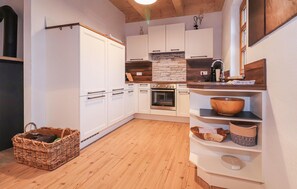 Casa | Cozinha privada | Um frigorífico, utensílios de cozinha 