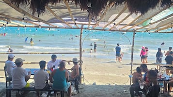 Perto da praia, 2 bares na praia
