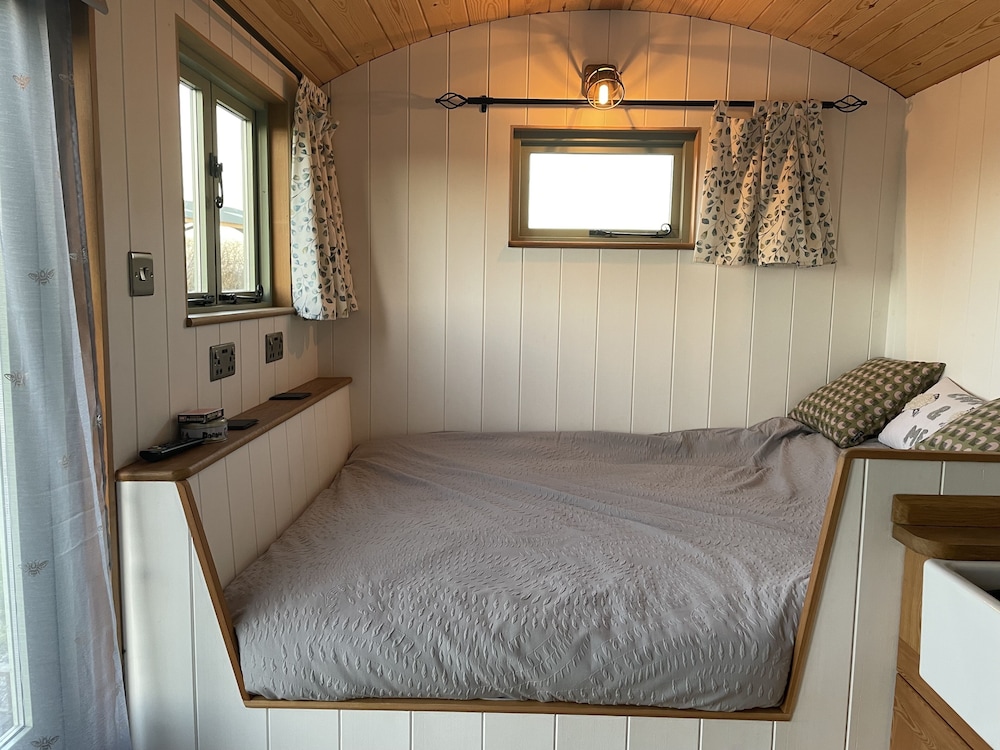 'Summer Time' At The Hut On A Working Farm By The South Coast - West Sussex