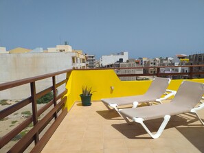 Terraço com espreguiçadeiras