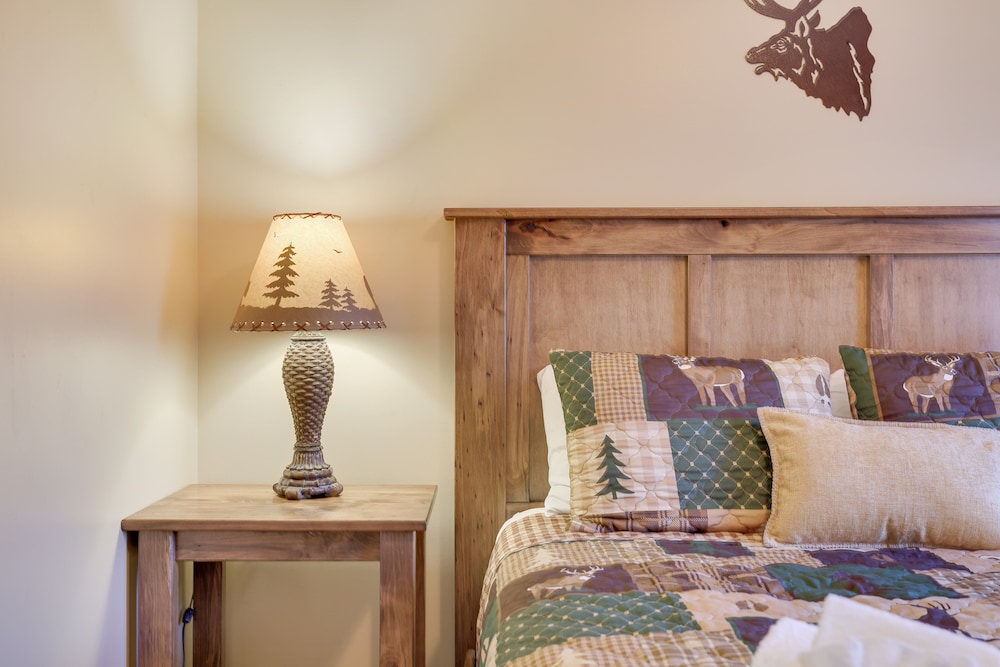 Cozy Poconos Chalet - W/hot Tub, Sauna, & Lake Access! - Pennsylvania