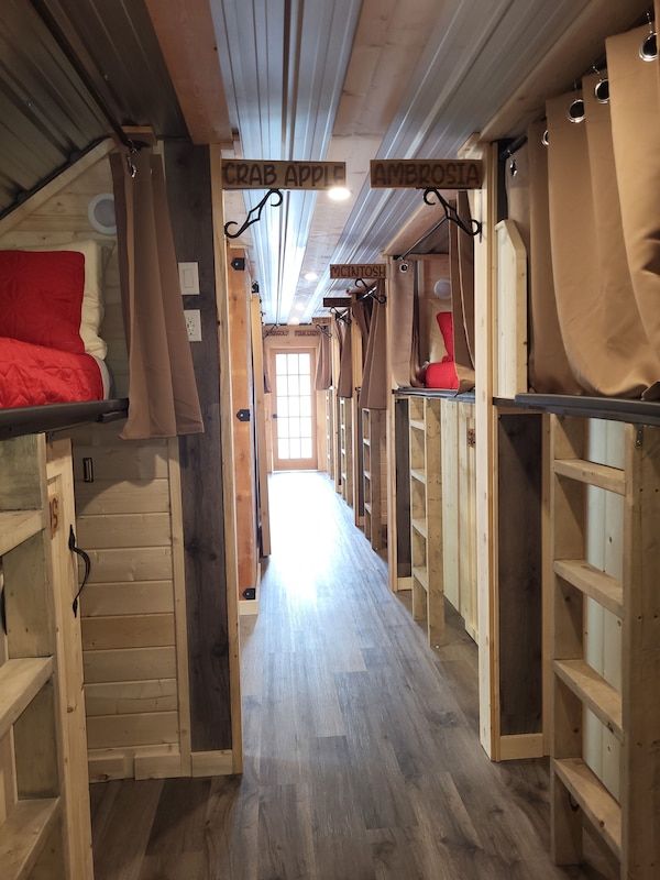 The Orchard Hostel Private Bunks - Alberta