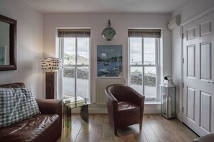 Apartamento (1 Bedroom) | Sala de estar | Televisor de 32 polegadas com canais por cabo 
