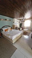 Quarto família, para não fumantes, vista parcial para o mar | Wi-Fi de cortesia, roupa de cama