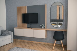 Apartamento Standard | Sala de estar | TV de ecrã plano, aparelhagem 