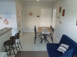 Apartamento | Área de estar | TV 40 polegadas com canais digitais, Netflix, serviços de streaming