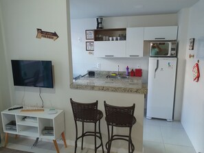 Apartamento | Cozinha privada | Micro-ondas, fogão, cafeteira/chaleira, liquidificador
