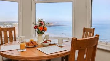 Um frigorífico, uma máquina de lavar louça, uma chaleira elétrica