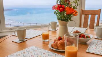 2 quartos, com decoração personalizada, com mobília individualizada