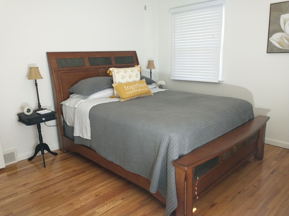 Charming Top Floor Home Close To I-80, Unl, & Downtown - Nebraska
