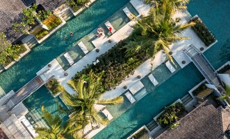 3 piscinas exteriores, toldos gratuitos, guarda-sóis 