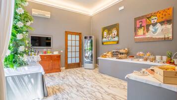 Pequeno-almoço tipo buffet diário (18 EUR por pessoa)