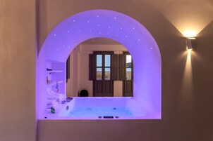 Deluxe Suite with Spa Bath | Lençóis de algodão egípcio, roupa de alta qualidade, cofre no quarto