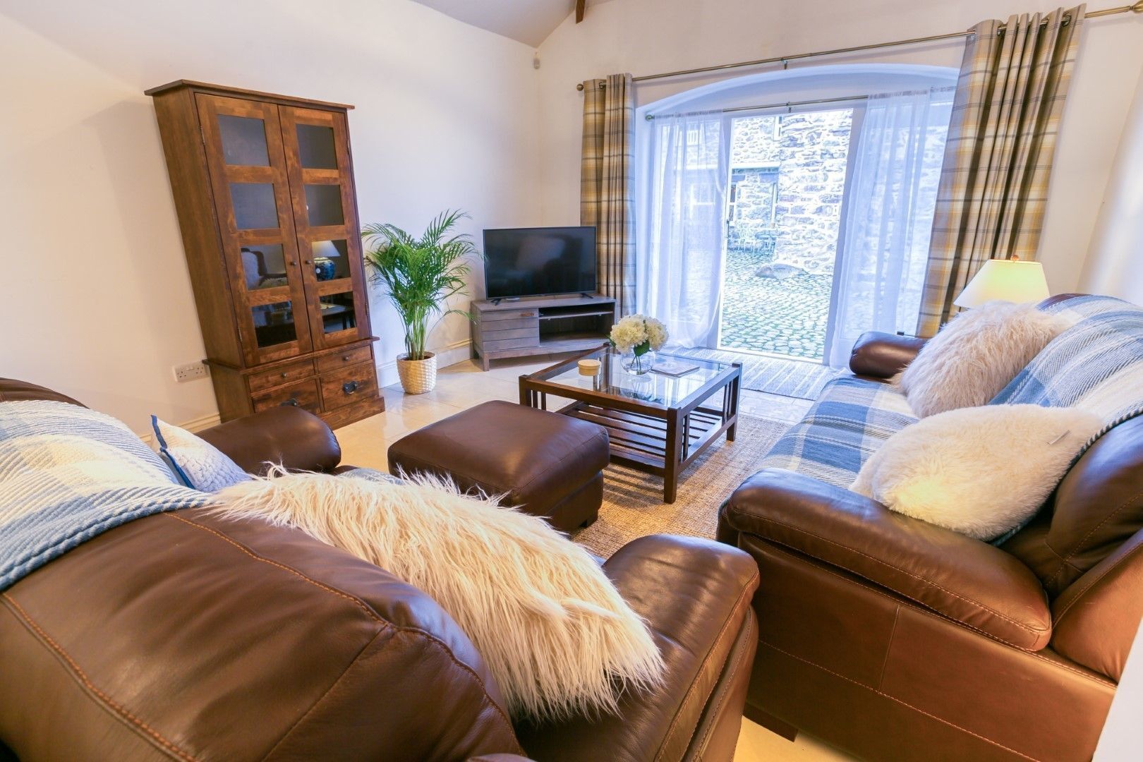 Tal Y Bont Uchaf Courtyard -  A Dog That Sleeps 18 Guests  In 6 Bedrooms - Beaumaris