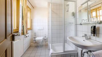 Quarto Clássico com Cama de Casal | Casa de banho | Um polibã, um secador de cabelo, toalhas fornecidas