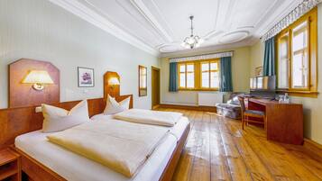 Quarto Clássico com Cama de Casal | Secretária, Wi-fi grátis, roupa de cama fornecida