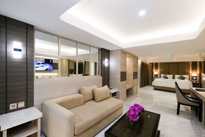 Suíte estúdio júnior, 1 cama King, para não fumantes, vista para a piscina | Cofres nos quartos, escrivaninha, Wi-Fi de cortesia, roupa de cama