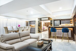 Suíte presidencial, vista para a cidade | Área de estar | TV LED