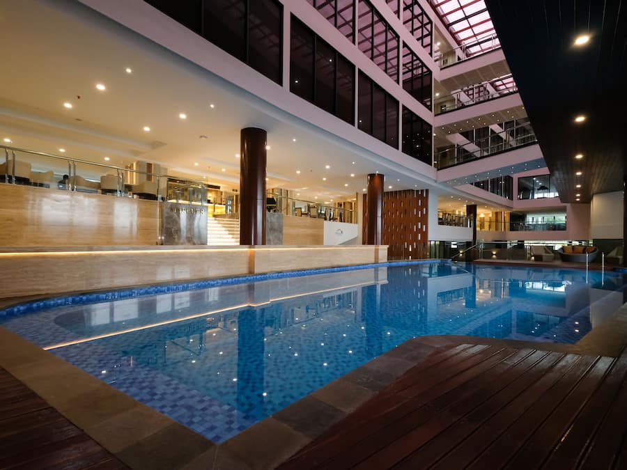 Piscina interior, espreguiçadeiras