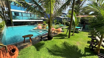 Piscina externa, funciona das 7h às 21h30, guarda-sóis, espreguiçadeiras