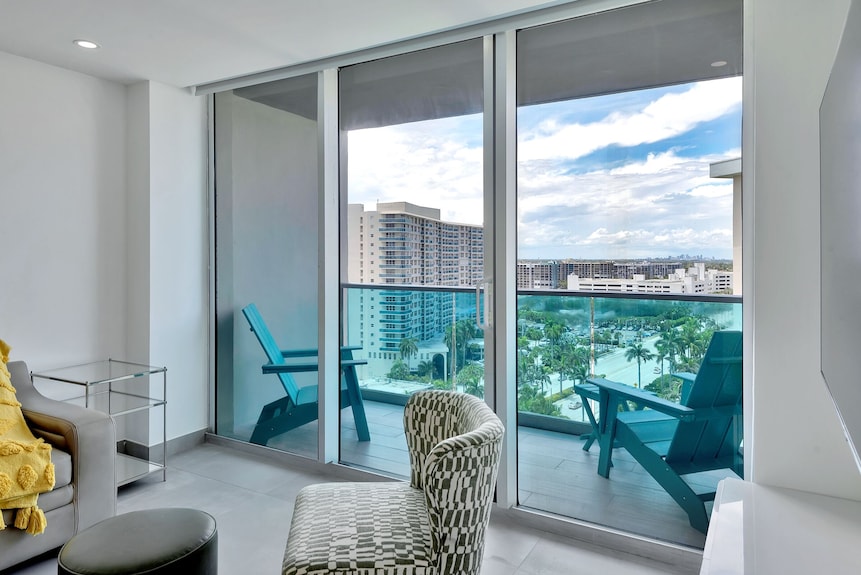 Beach Front 2/1.5 Luxuriously Renovated Space New! Rare Find ... - Plantation, FL