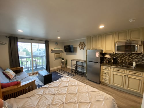 Renovated 2nd Floor Ocean Side Studio With A Kitchenette 3 Min Walk To The Beach - Hampton Beach, NH