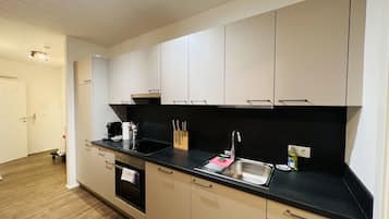 Apartamento Comfort | Cozinha privada | Um frigorífico/congelador grande, um forno, uma placa de cozinha