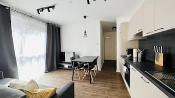 Apartamento Comfort | Cozinha privada | Um frigorífico/congelador grande, um forno, uma placa de cozinha