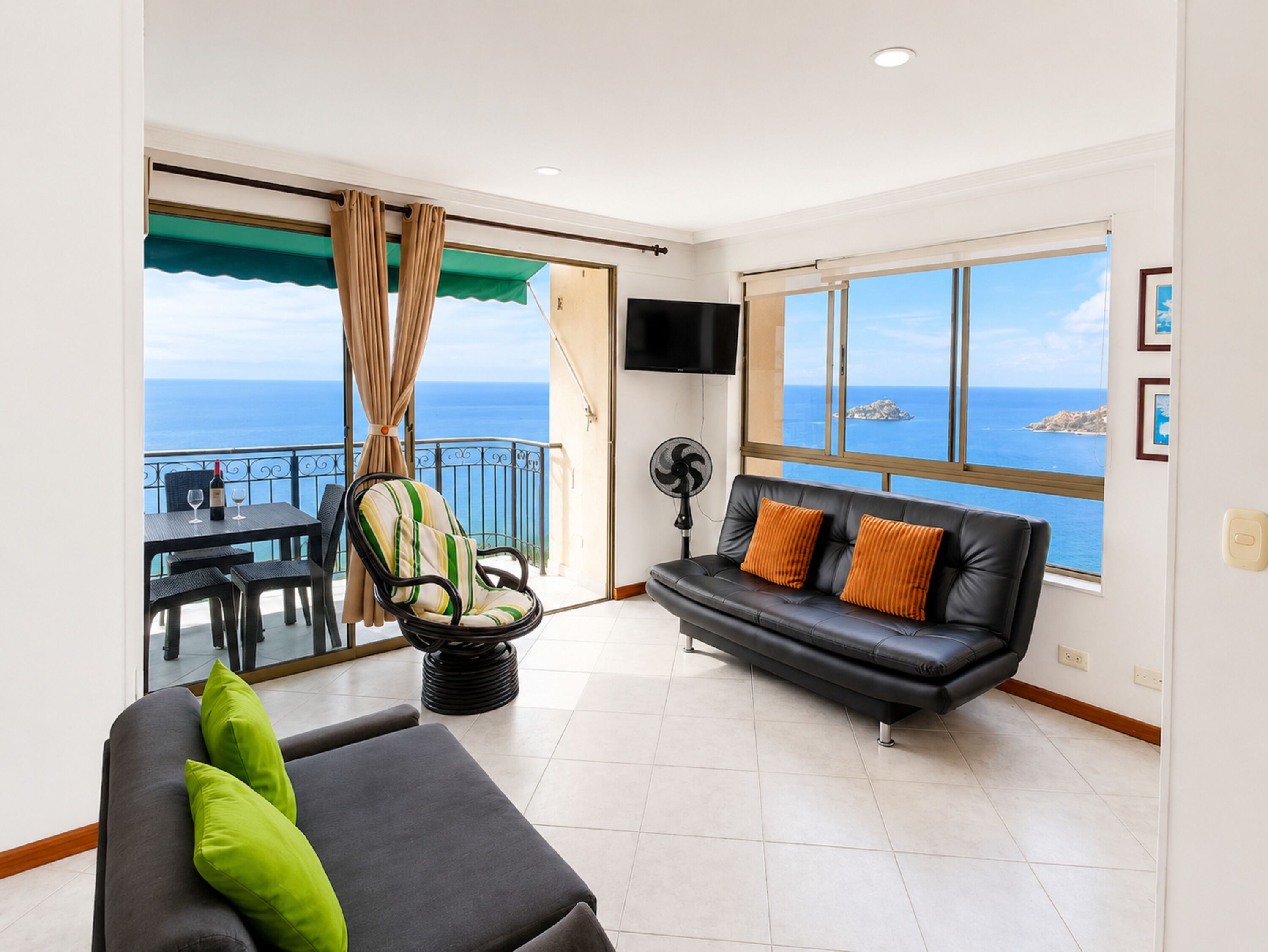 Apartamento conforto, 2 quartos | Área de estar | TV de tela plana 32 polegadas com canais a cabo, TV