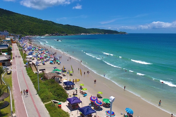 Perto da praia, praia de areia branca