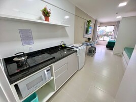 Suíte estúdio premier | Cozinha privada | Frigobar, micro-ondas, cooktop, talheres/pratos/utensílios de cozinha