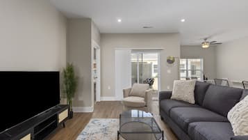 Condo standard | Área de estar | Smart TV 55 polegadas com canais digitais, TV, serviços de streaming