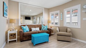 Condo, 1 quarto | Sala de estar | TV 36 polegadas com canais a cabo