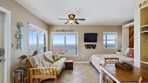 Estúdio, 1 cama Queen | Sala de estar | TV 36 polegadas com canais a cabo